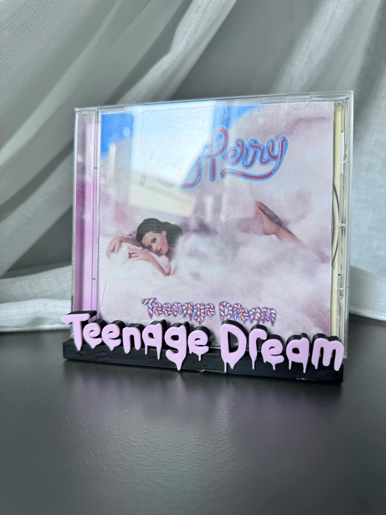 Teenage Dream - Katy Perry (Display Stand) – Stand Groove