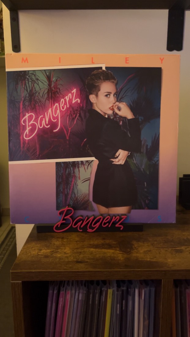 Bangerz - Miley Cyrus (Display Stand) – Stand Groove