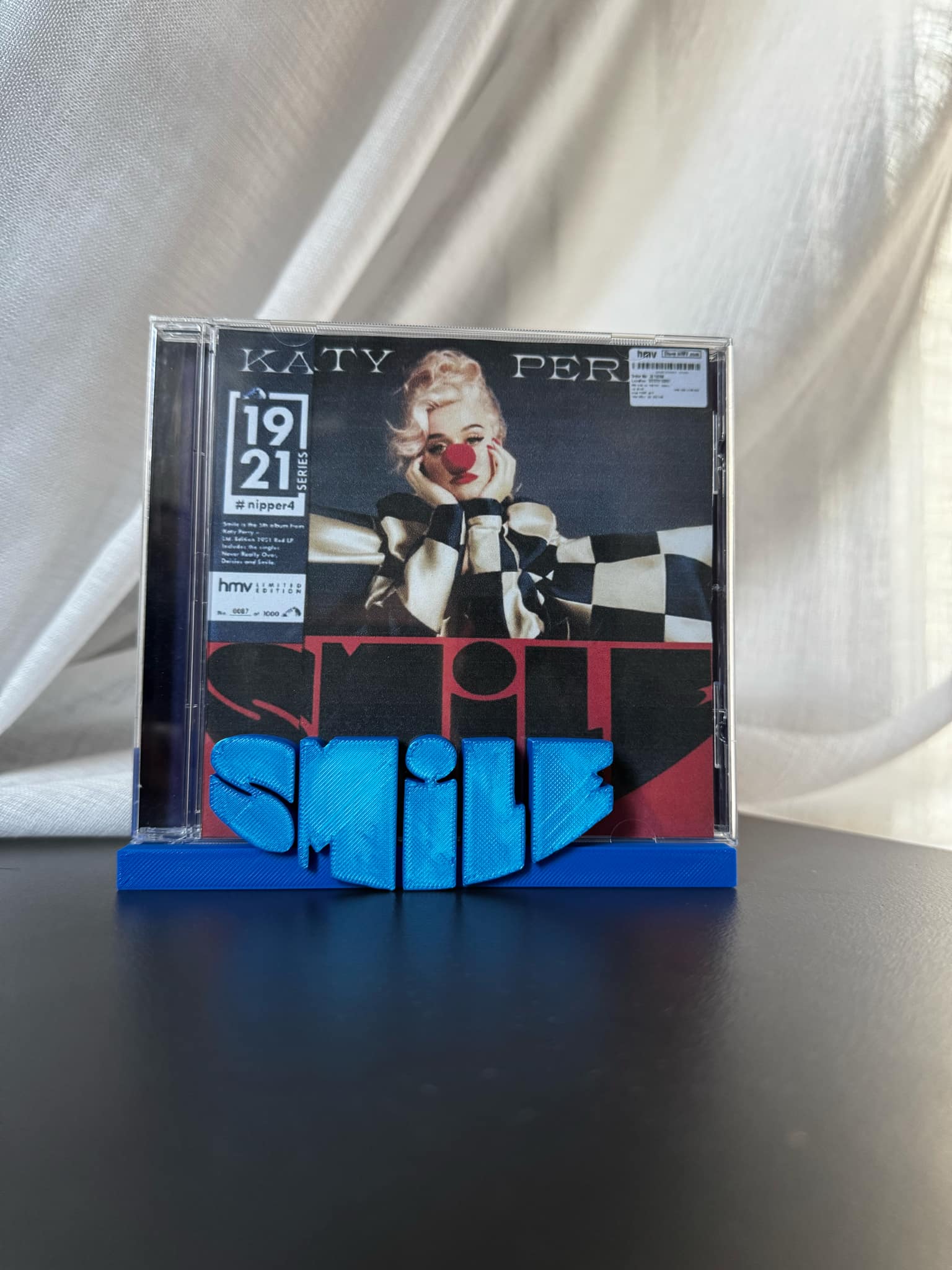 Smile - Katy Perry (Display Stand) – Stand Groove