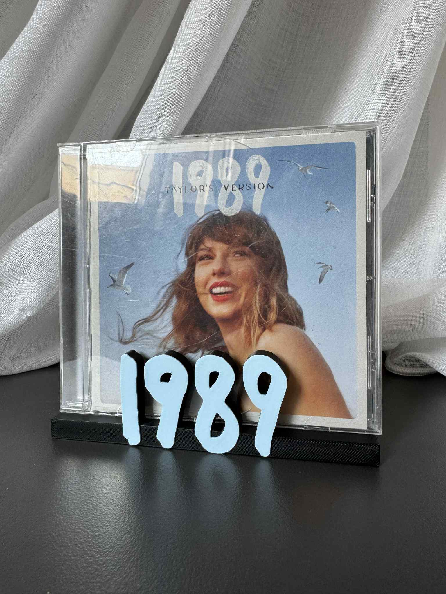 1989 - Taylor Swift (Display Stand) – Stand Groove